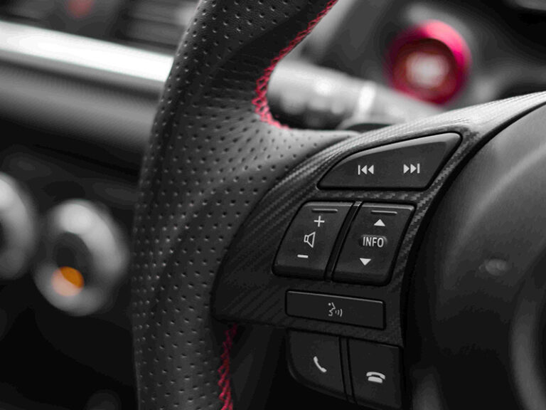 Si vous devez détourner votre regard de la route pour reprogrammer ...